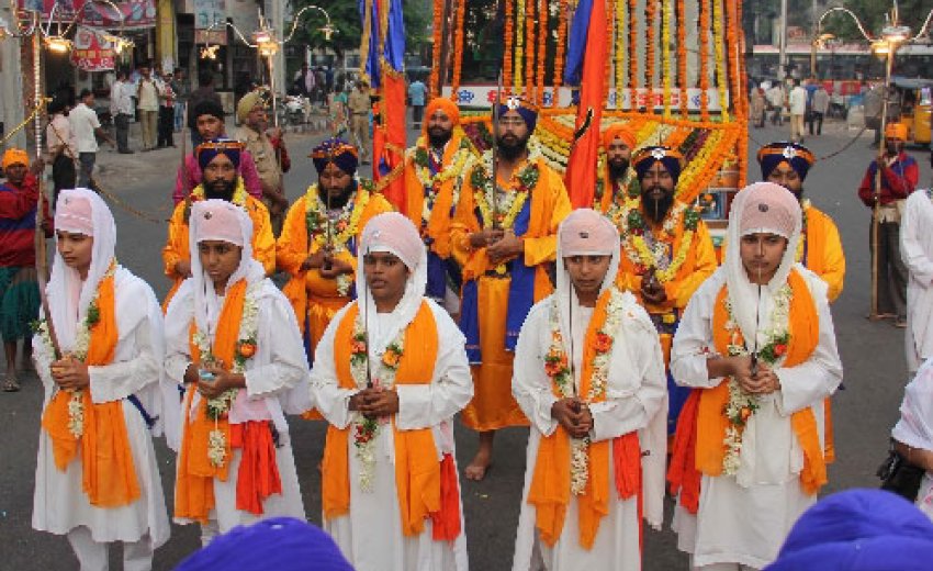 Colourful Nagar Keertan for Guru Nanak | SikhNet
