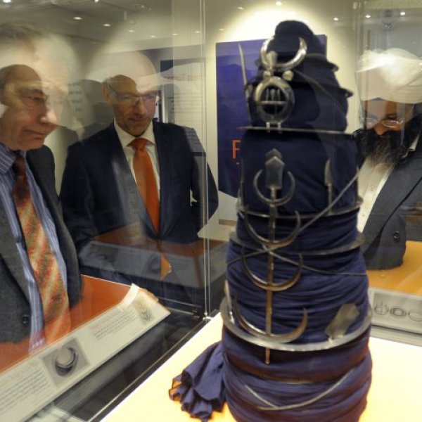 Rare Akali Nihang Turban on Display at the British Museum | SikhNet