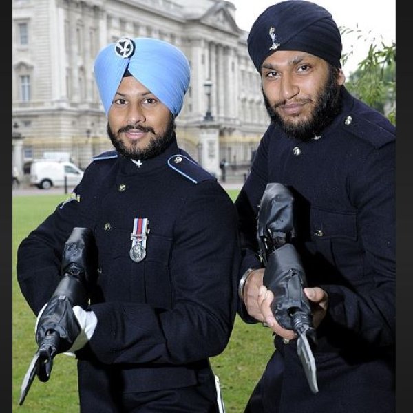 Meet the first Sikh soldiers to guard the Queen | SikhNet