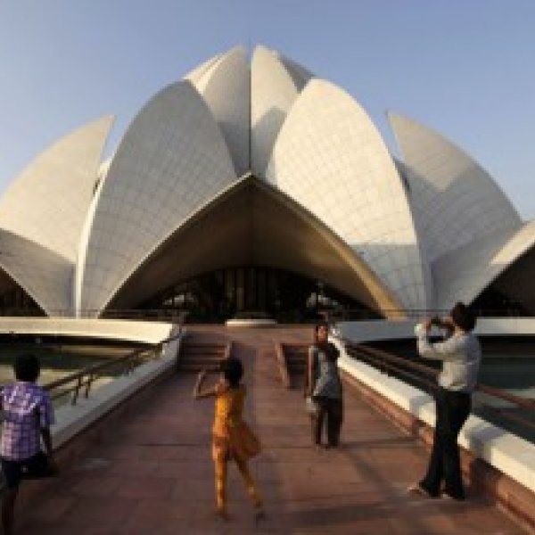 Pollution Ruining Iconic Monuments in India | SikhNet