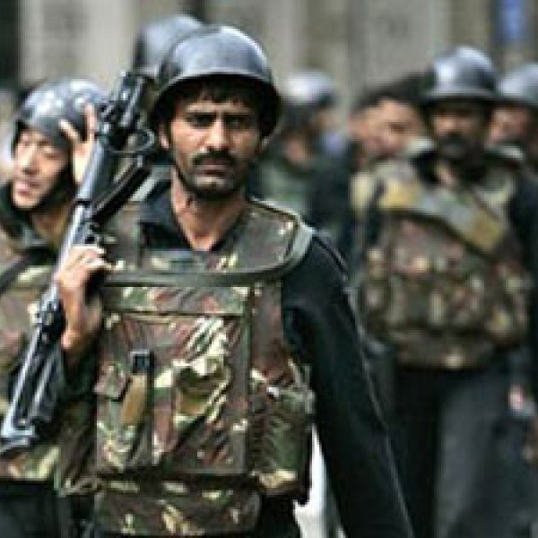 Sikh youths offer food to Mumbai security forces | SikhNet