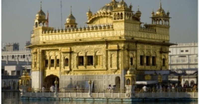 Moments of calmness in Golden temple – Amritsar | SikhNet