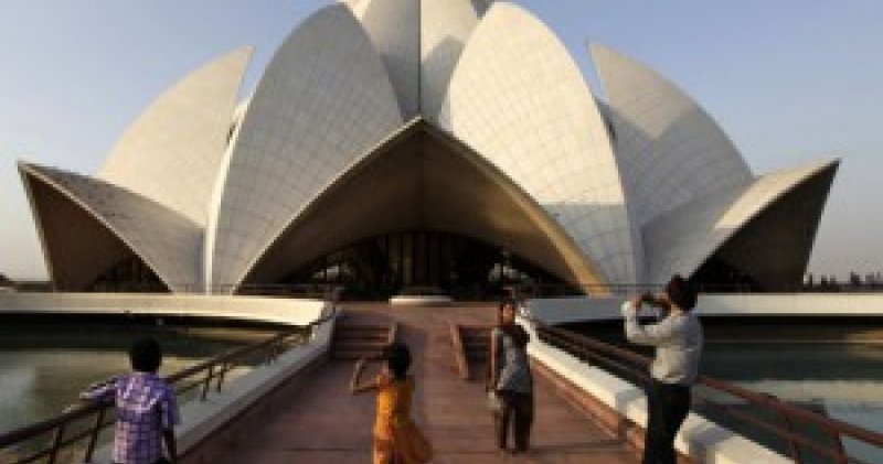 Pollution Ruining Iconic Monuments in India | SikhNet